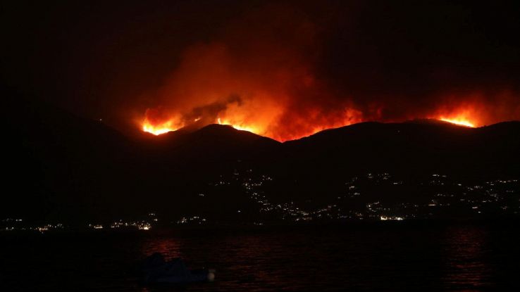 L'incendio a Corfù dopo Rodi piega la Grecia: evacuate 2500 persone ...