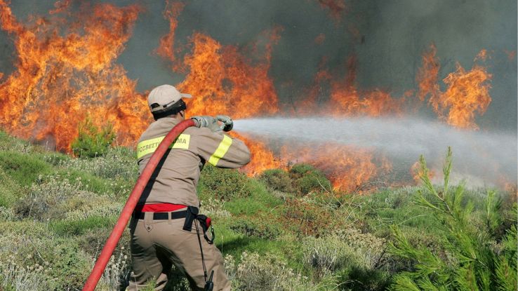Un incendio a Rodi infuria da 5 giorni distruggendo i boschi e ...