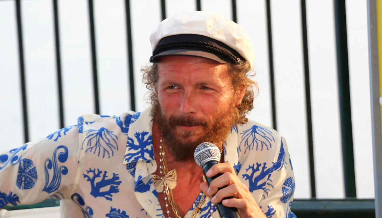 Jovanotti operato e in sedia a rotelle bloccato a Santo Domingo: "Non posso salire in aereo ...