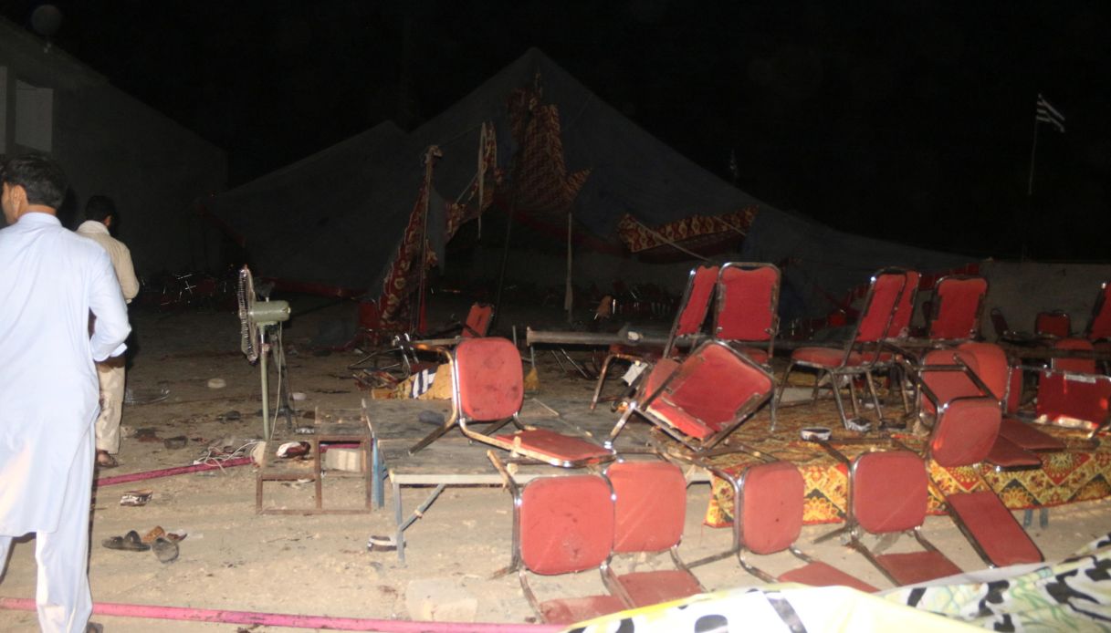 Almeno 54 morti dopo la bomba esplosa in Pakistan durante un comizio ...