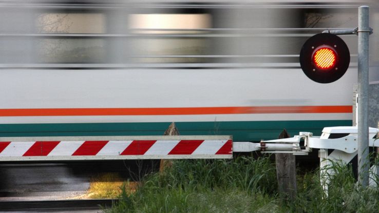 Donna travolta dal treno al passaggio a livello di Solesino vicino ...