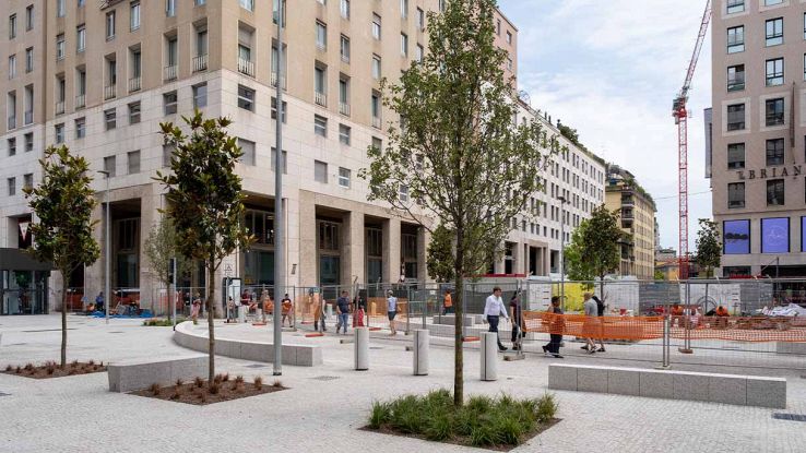 Si solleva la pavimentazione in piazza San Babila a Milano a pochi ...