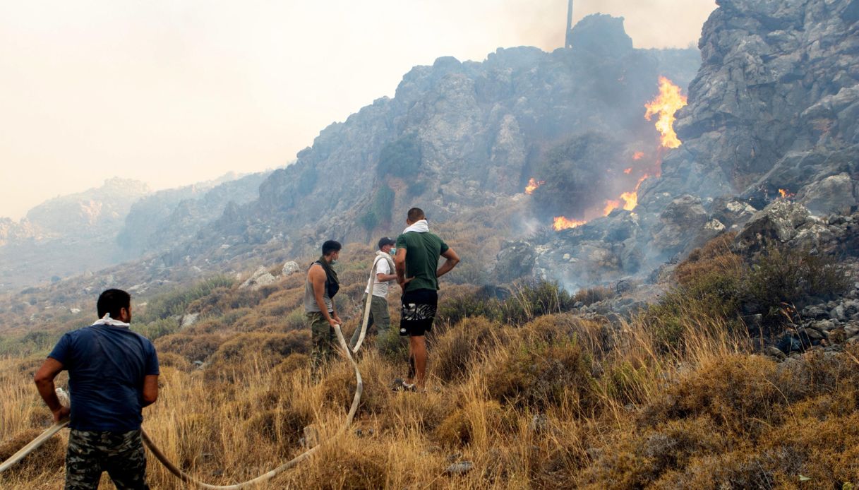 Gli incendi a Rodi continuano a distruggere l'isola: evacuate 30mila ...