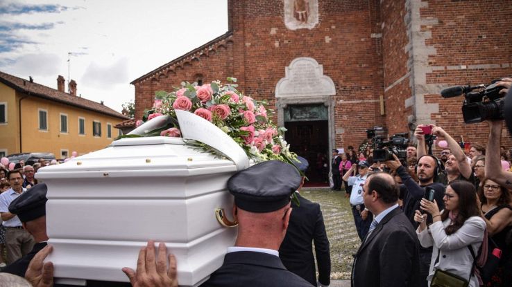 Il video dei funerali di Sofia Castelli tra i palloncini e le note di ...