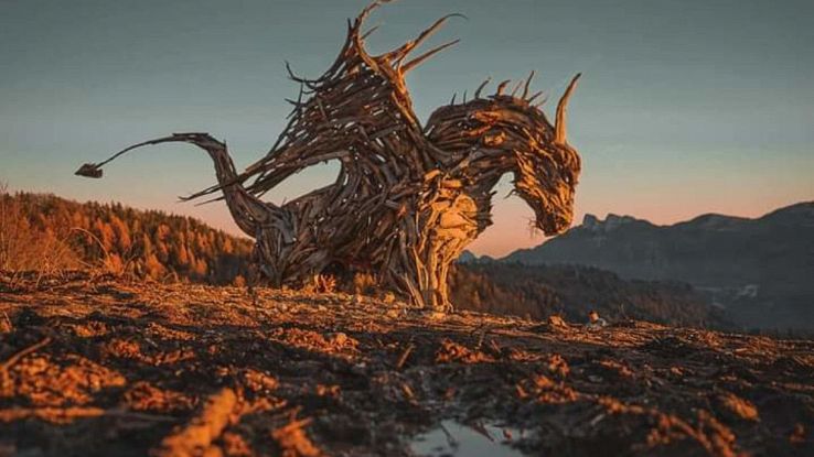 Bruciato da un incendio il Drago di Vaia a Lavarone vicino Trento. Lo scultore: "Era un'opera ...