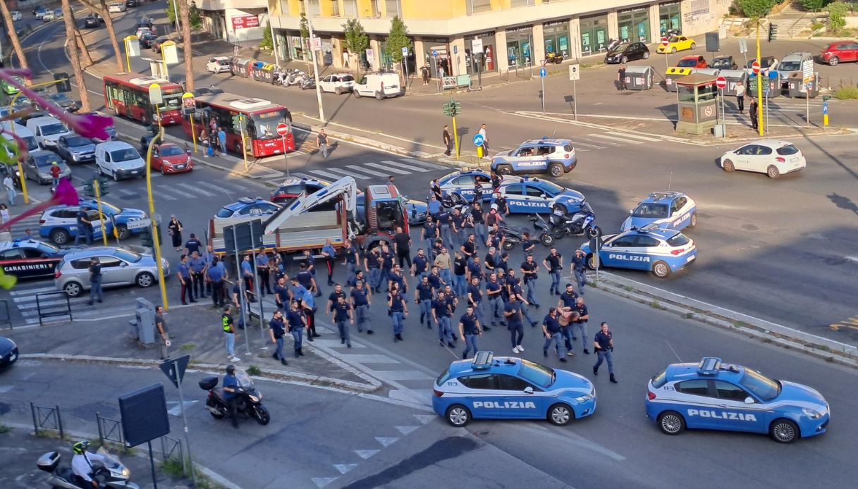 Ruba un furgone sul Raccordo Anulare e scappa per tutta Roma: inseguito ...