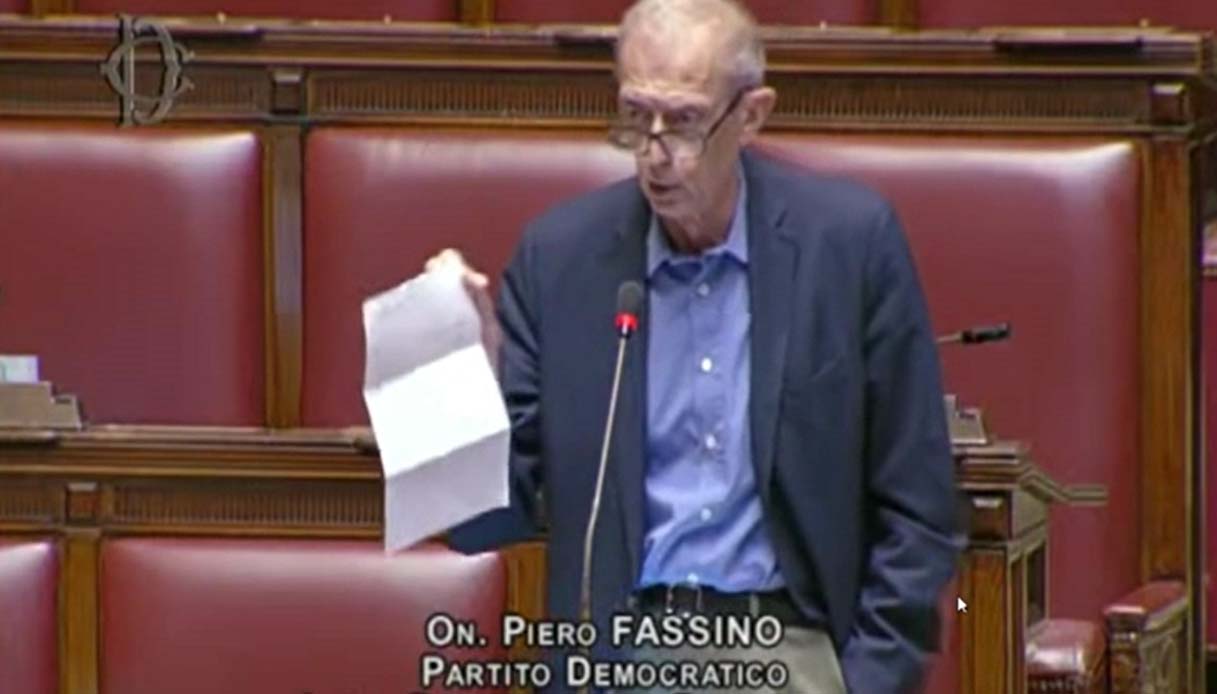 Piero Fassino mostra quanto prende al mese un deputato: "Non è ...