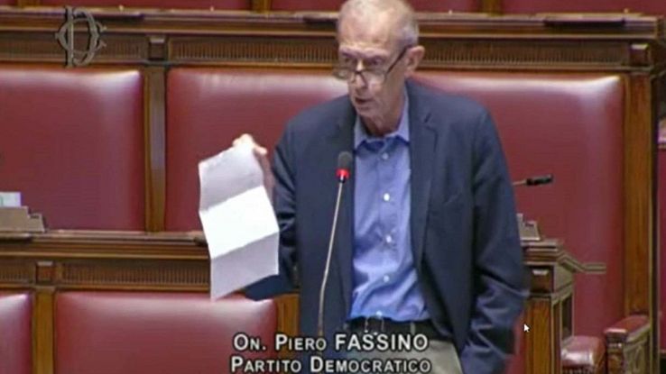 Piero Fassino mostra quanto prende al mese un deputato: "Non è ...