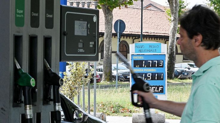 Perché un pieno di benzina e diesel in Italia costa 11 euro in più ...