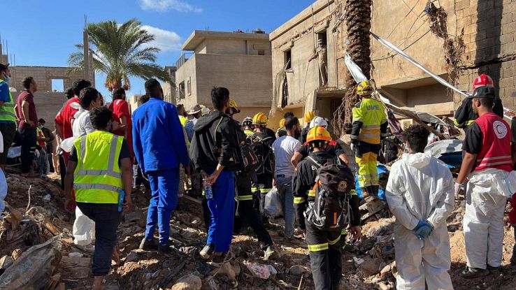 La famiglia estratta dalle macerie a Derna dopo una settimana dall ...