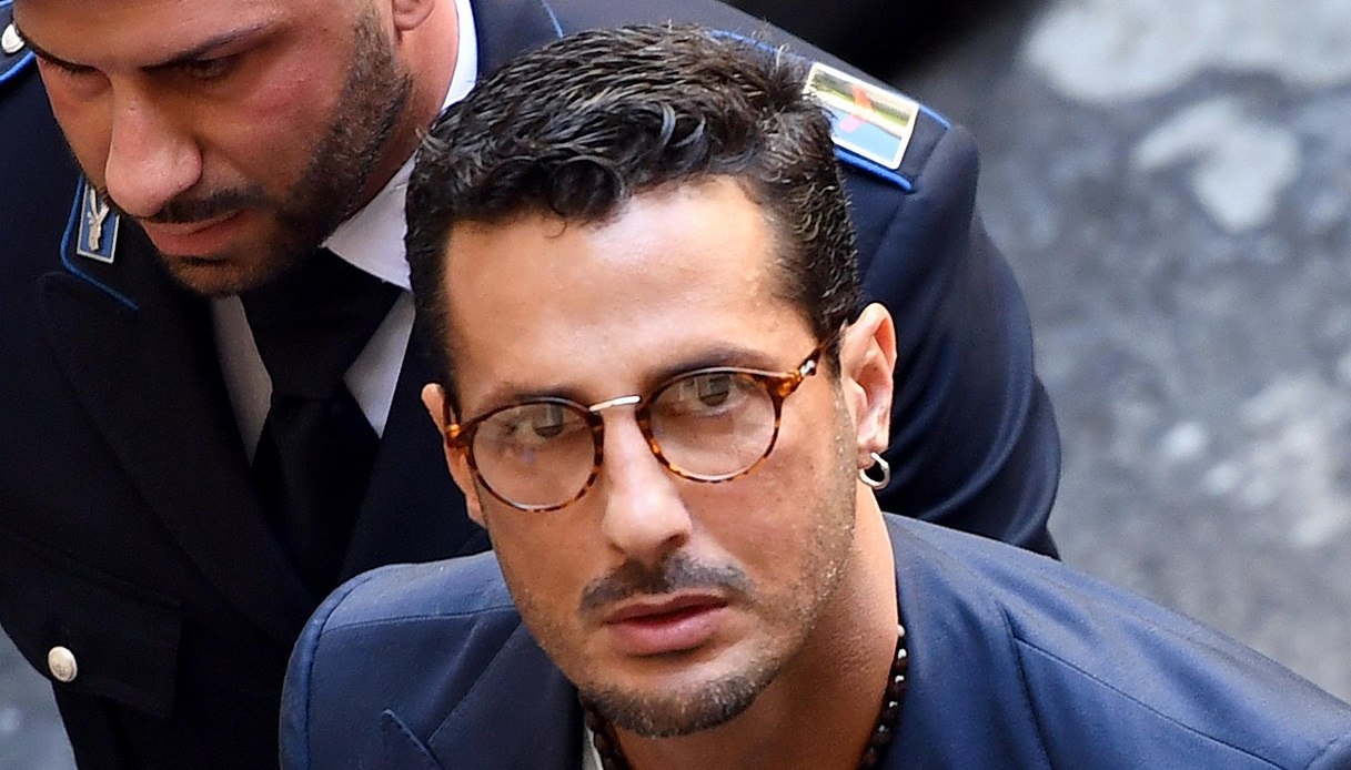 Fabrizio Corona fermato senza patente e con a bordo un uomo con ...