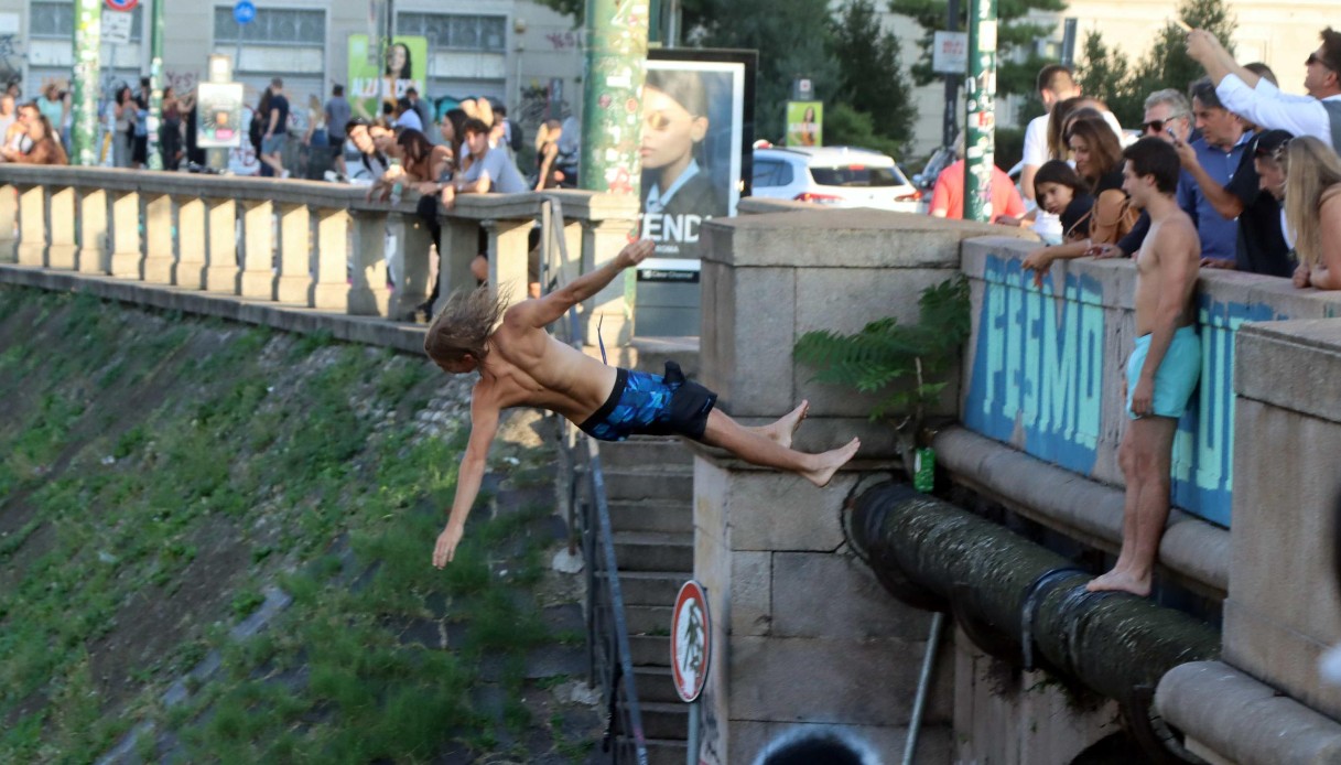 Il video dei turisti che si tuffano dal ponte della Darsena a Milano ...