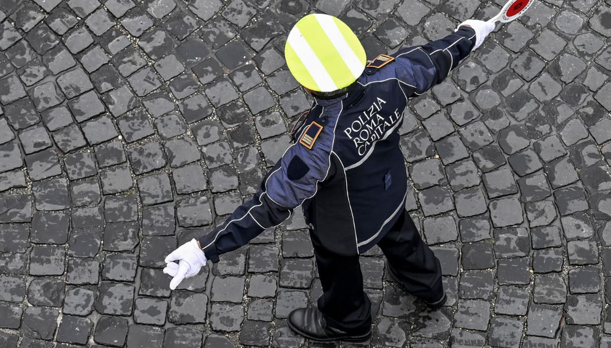 Vigile preso a calci e pugni a Roma da un uomo: lo aveva appena fermato ...