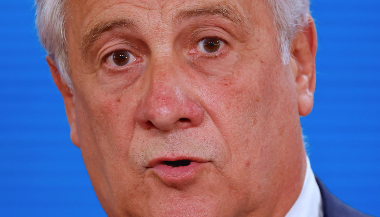 Antonio Tajani a Dritto e Rovescio spiega il piano sull'immigrazione ...