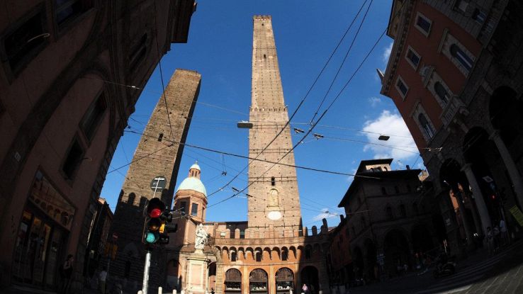 Torre della Garisenda di Bologna a rischio crollo: transennata con quella degli Asinelli ...