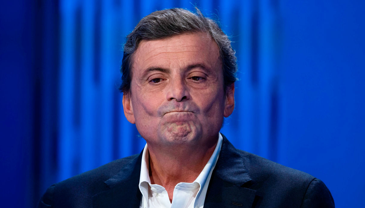 Il video di Carlo Calenda mentre insegue gli operai Marelli che lo ...