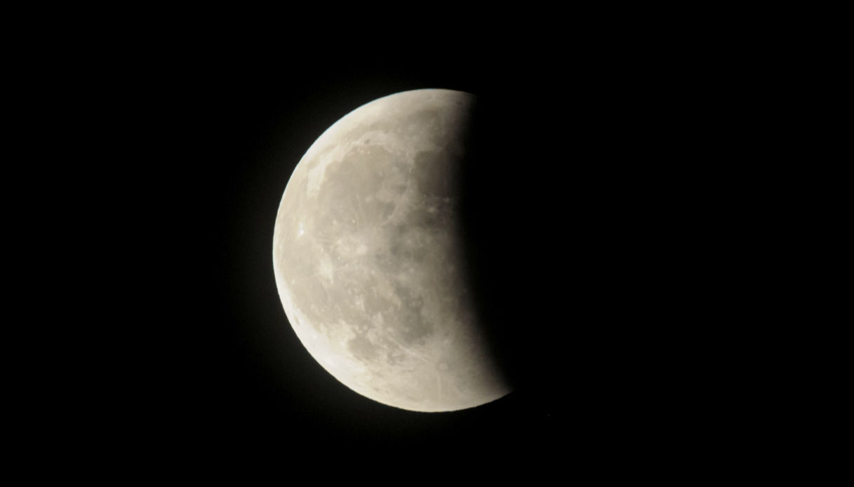 Eclissi lunare di sabato 28 ottobre 2023, ecco quando si potrà ammirare il picco in Italia