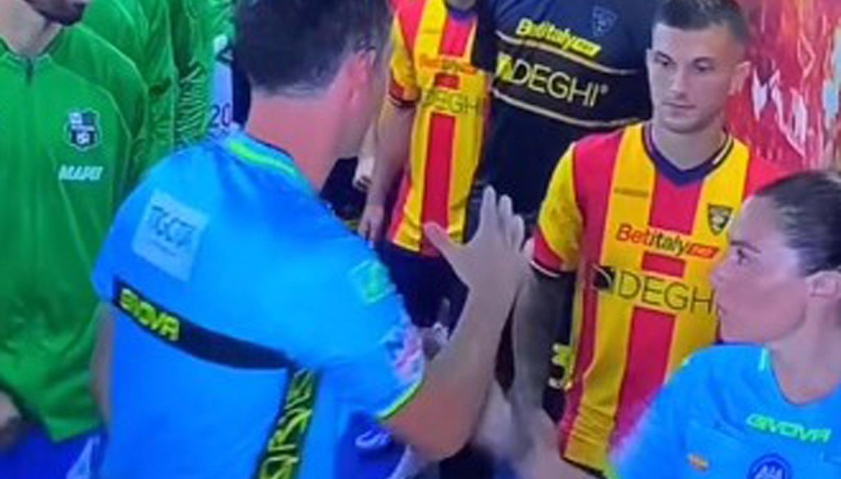 L'arbitro Luca Sacchi non saluta l'assistente Francesca Di Monte prima ...
