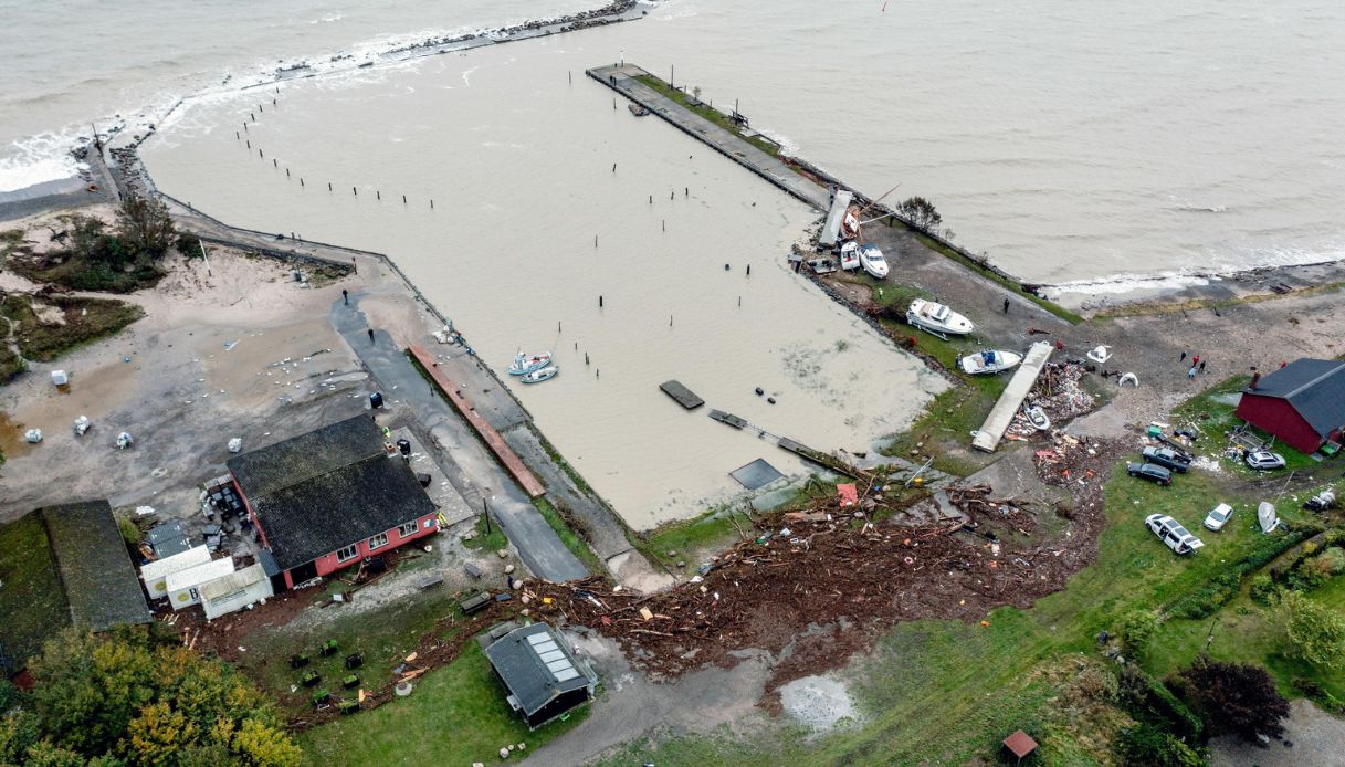La tempesta Babet si abbatte sulla Danimarca e sferza il nord Europa: almeno sette morti