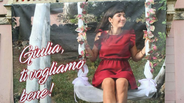 Una gigantografia dedicata a Giulia Cecchettin a Vigonovo e Saonara, al funerale ci saranno i ...