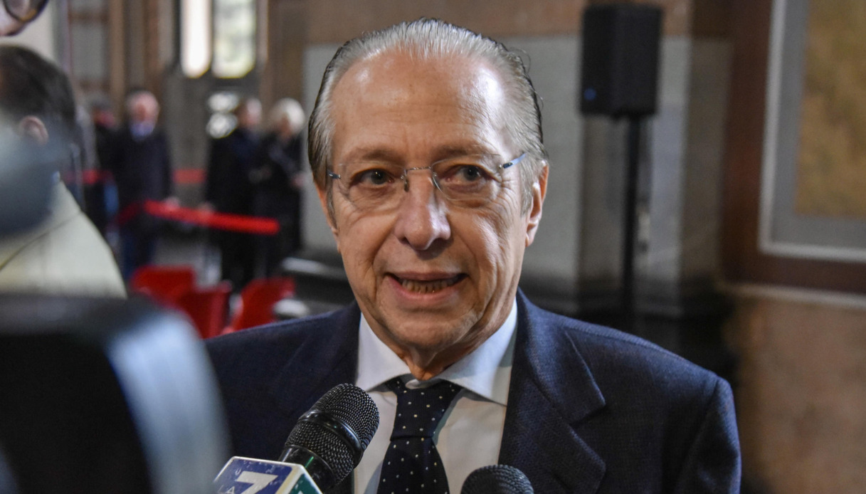 Silvio Berlusconi al Famedio di Milano, Dell'Utri e il fratello Paolo ...