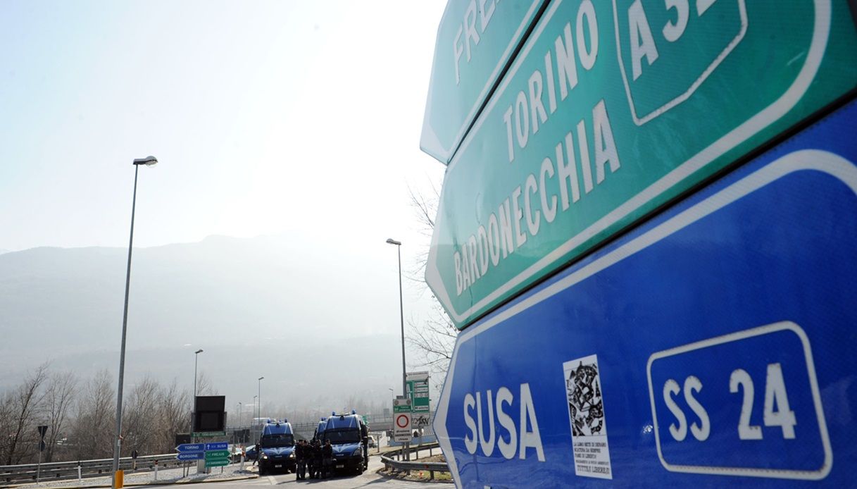 32enne scatena una sassaiola sulla A32 e sulla statale per Bardonecchia ...