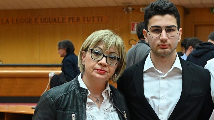 Alex Cotoia condannato per l'omicidio del padre, la madre lo difende ...