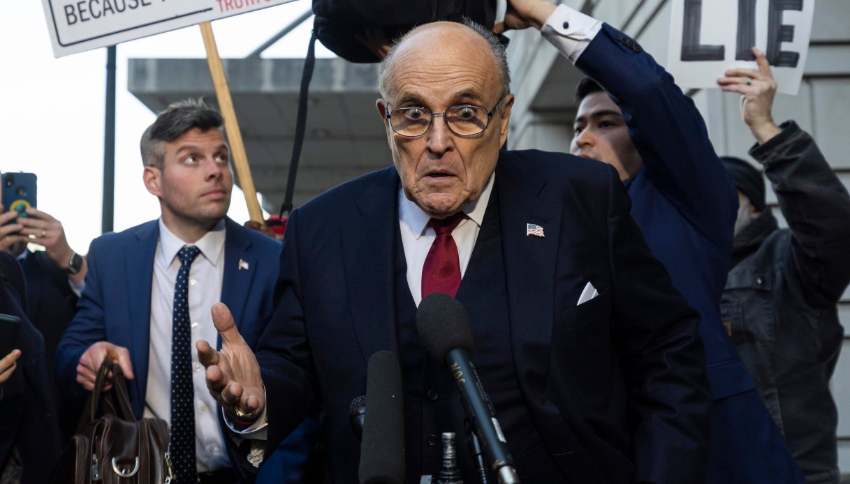 Rudy Giuliani ha dichiarato bancarotta: il legale di Trump deve pagare 148 milioni di dollari ...