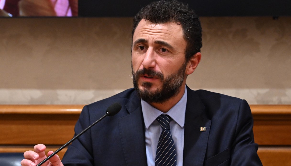 Lo stub inguaia Pozzolo con tracce di polvere da sparo su mani e ...