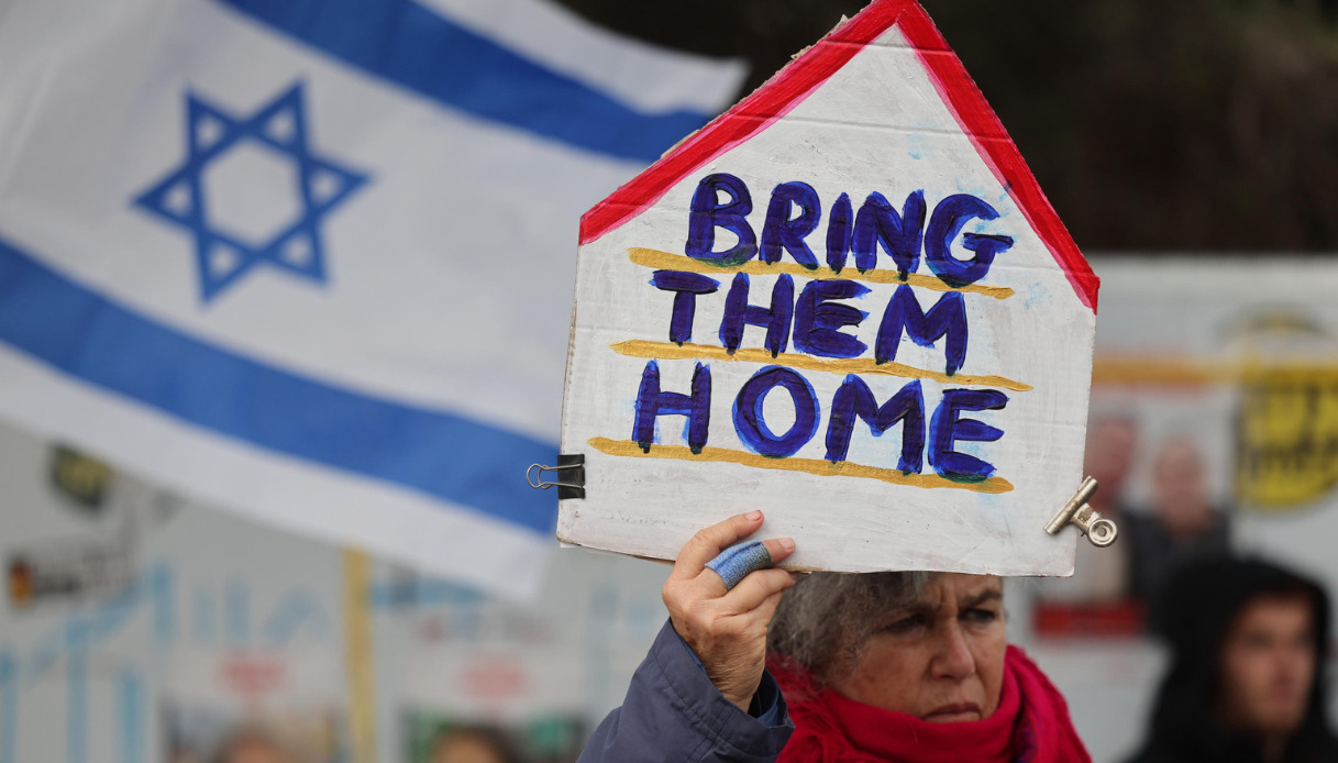 Irruzione dei parenti degli ostaggi di Hamas alla Knesset in Israele