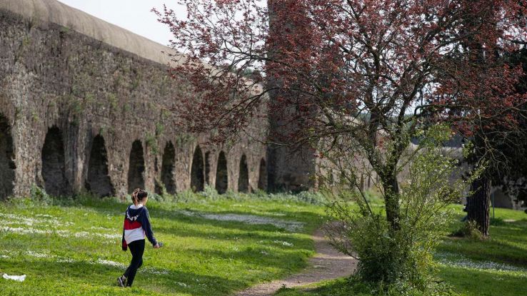 Ragazzo trovato impiccato nel Parco degli Acquedotti a Roma, ipotesi ...