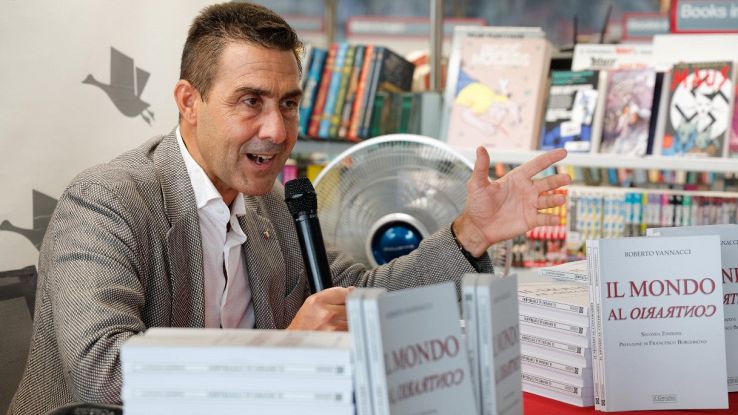 Generale Roberto Vannacci contestato a Verona, salta la presentazione ...