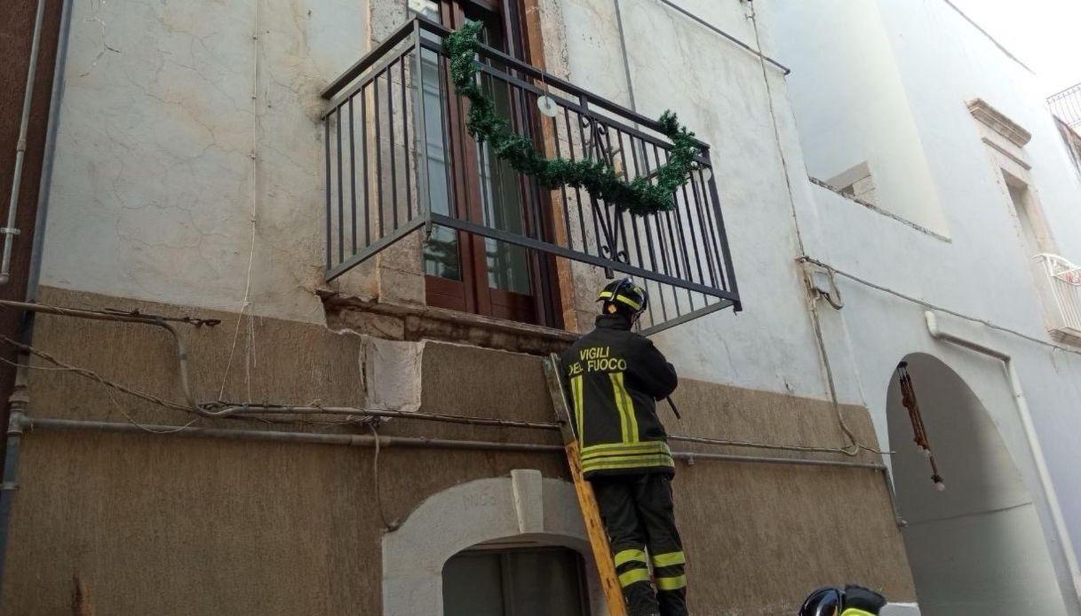 Balcone crolla a Toritto vicino Bari al passaggio di un camion: marito ...