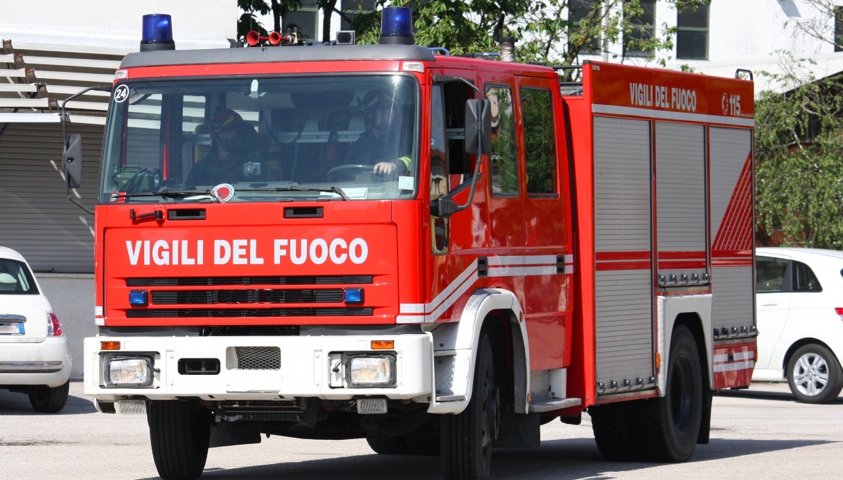 Incendio in una fabbrica di Modena: colonna di fumo sulla città, cinque squadre dei vigili del ...