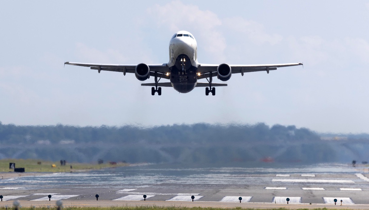 Atterraggio d'emergenza per il fumo sul volo Roma-Boston: la mossa del ...