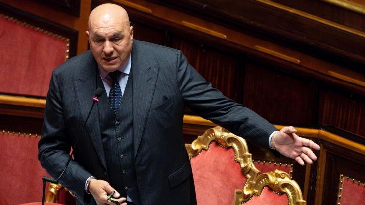 Guido Crosetto ricoverato d'urgenza per sospetta pericardite: come sta il Ministro della Difesa
