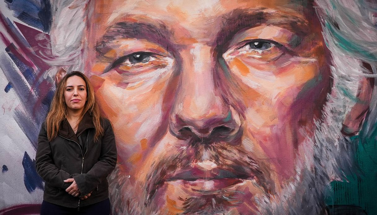 Julian Assange di WikiLeaks a processo in Inghilterra, la moglie Stella ...