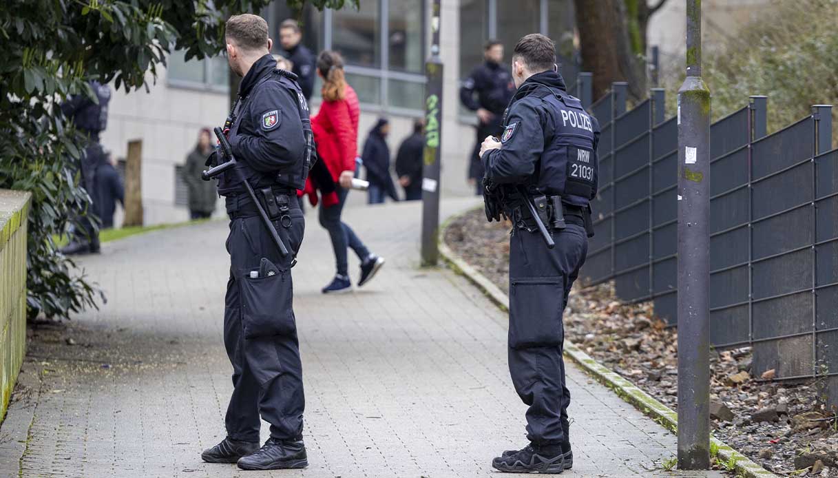 Entra in classe con un coltello e aggredisce i compagni di scuola in Germania: studenti feriti e ...