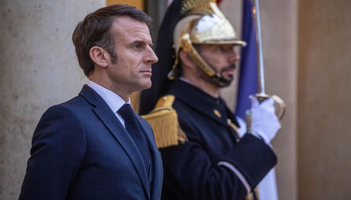 Emmanuel Macron e la guerra alla Russia di Vladimir Putin per risolvere la crisi in Ucraina ...