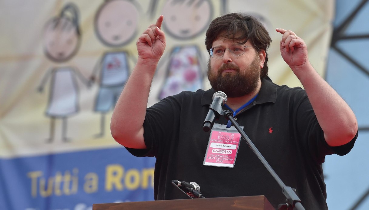 Le Iene portano Mario Adinolfi nel night club Wellcum in Austria: l ...