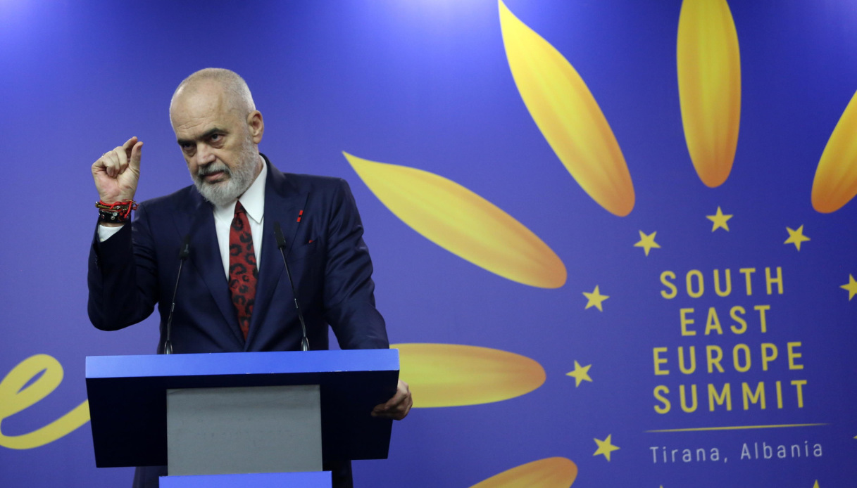 Edi Rama premier dell'Albania spintona una giornalista dopo una domanda ...