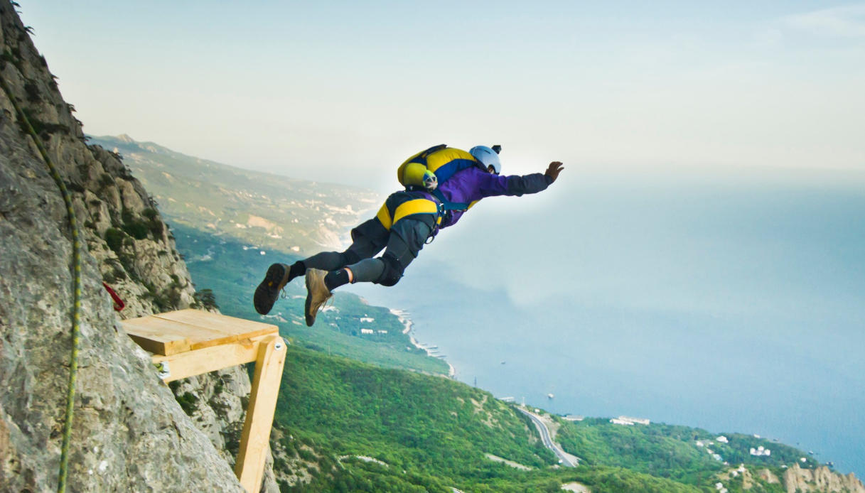 Base jumper muore sul monte Brento in provincia di Trento: si schianta ...