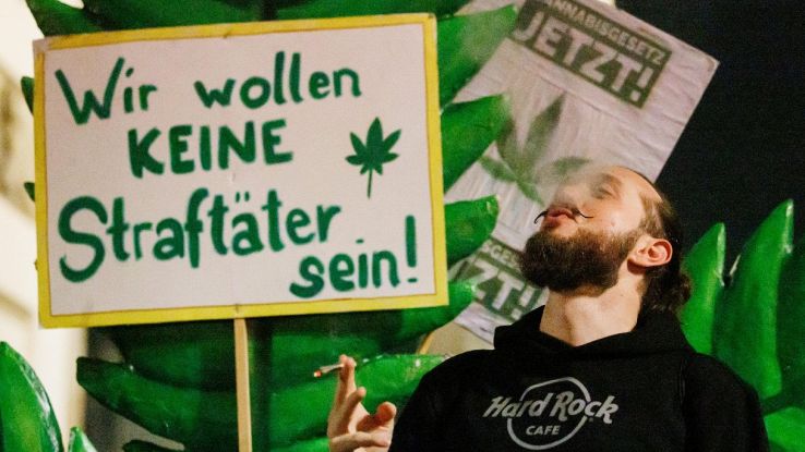 Berlino festeggia la legalizzazione della marijuana in piazza: al via l ...