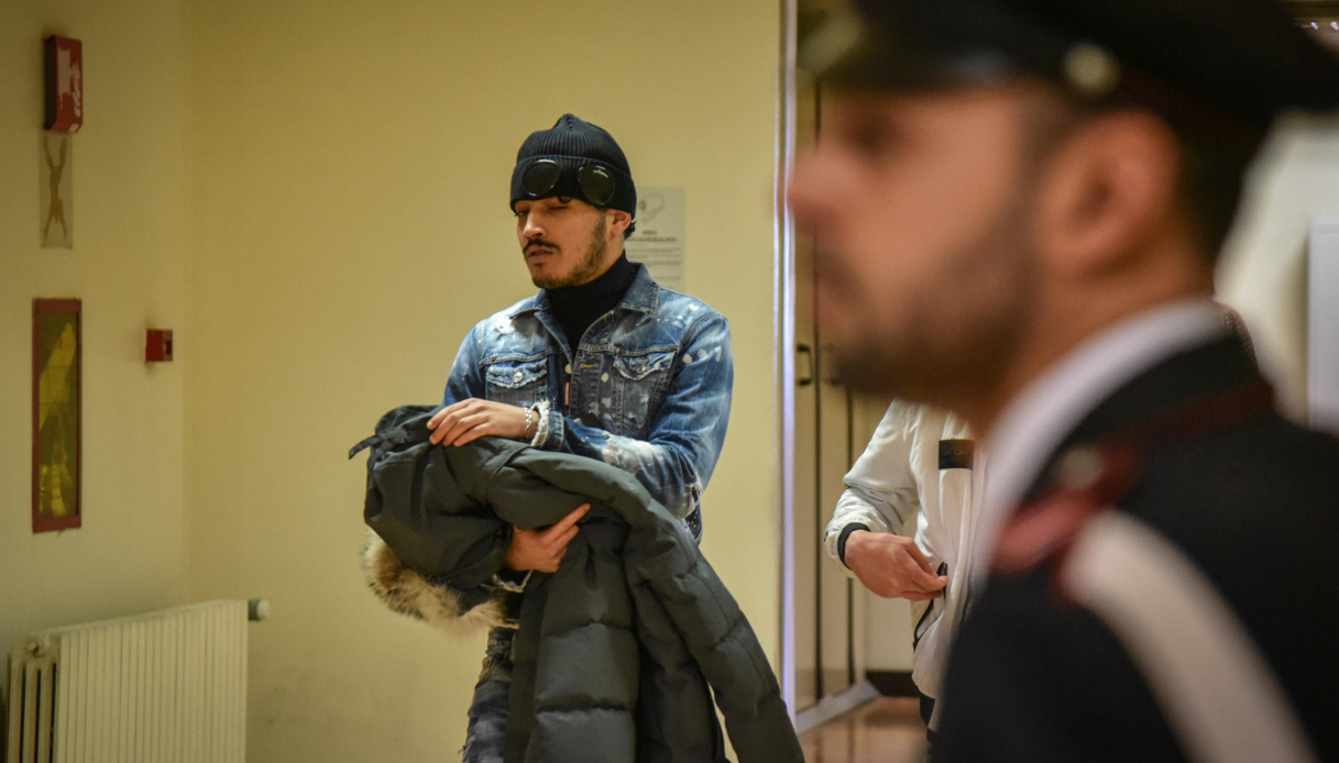 Simba La Rue insulta i carabinieri e trattiene a stento il pianto ...