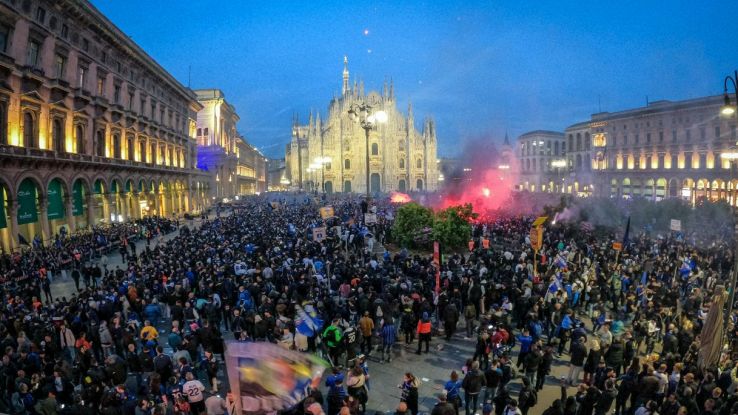 La festa scudetto dell'Inter paralizza Milano: i video dei tifosi che ...