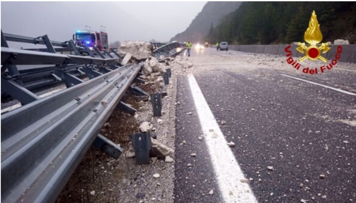 Maltempo causa frana sull'autostrada A23 in Friuli, strada chiusa tra ...