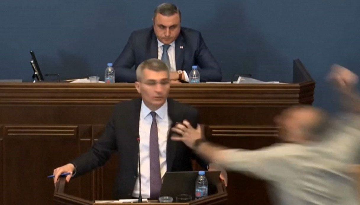 Il video della rissa in Parlamento in Georgia: leader della maggioranza ...