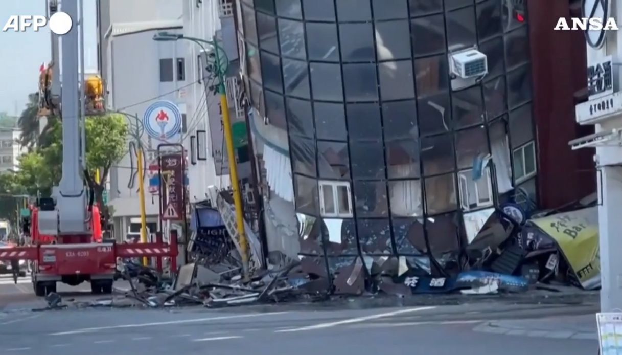 Edificio crollato a Taiwan dopo il terremoto di magnitudo 7.4: il video ...