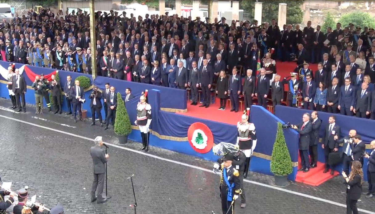 Claudio Baglioni canta l'inno che apre le celebrazioni della festa ...