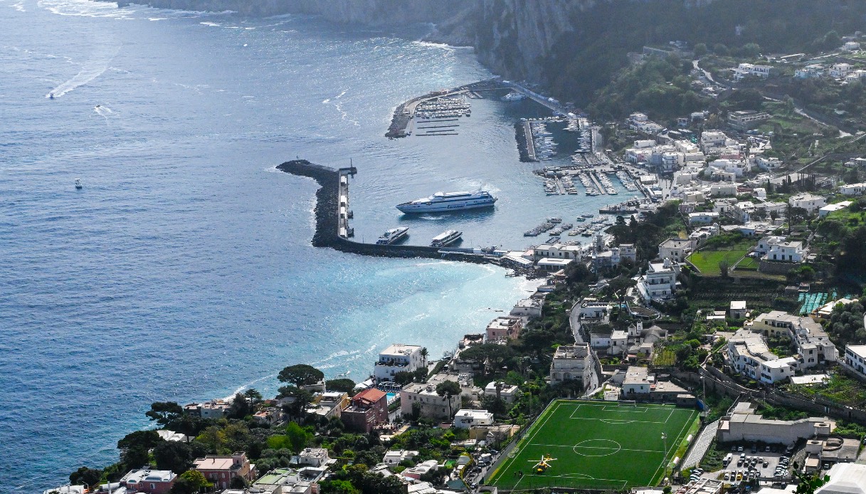 Capri rimasta senza acqua dopo la condotta idrica scoppiata a ...